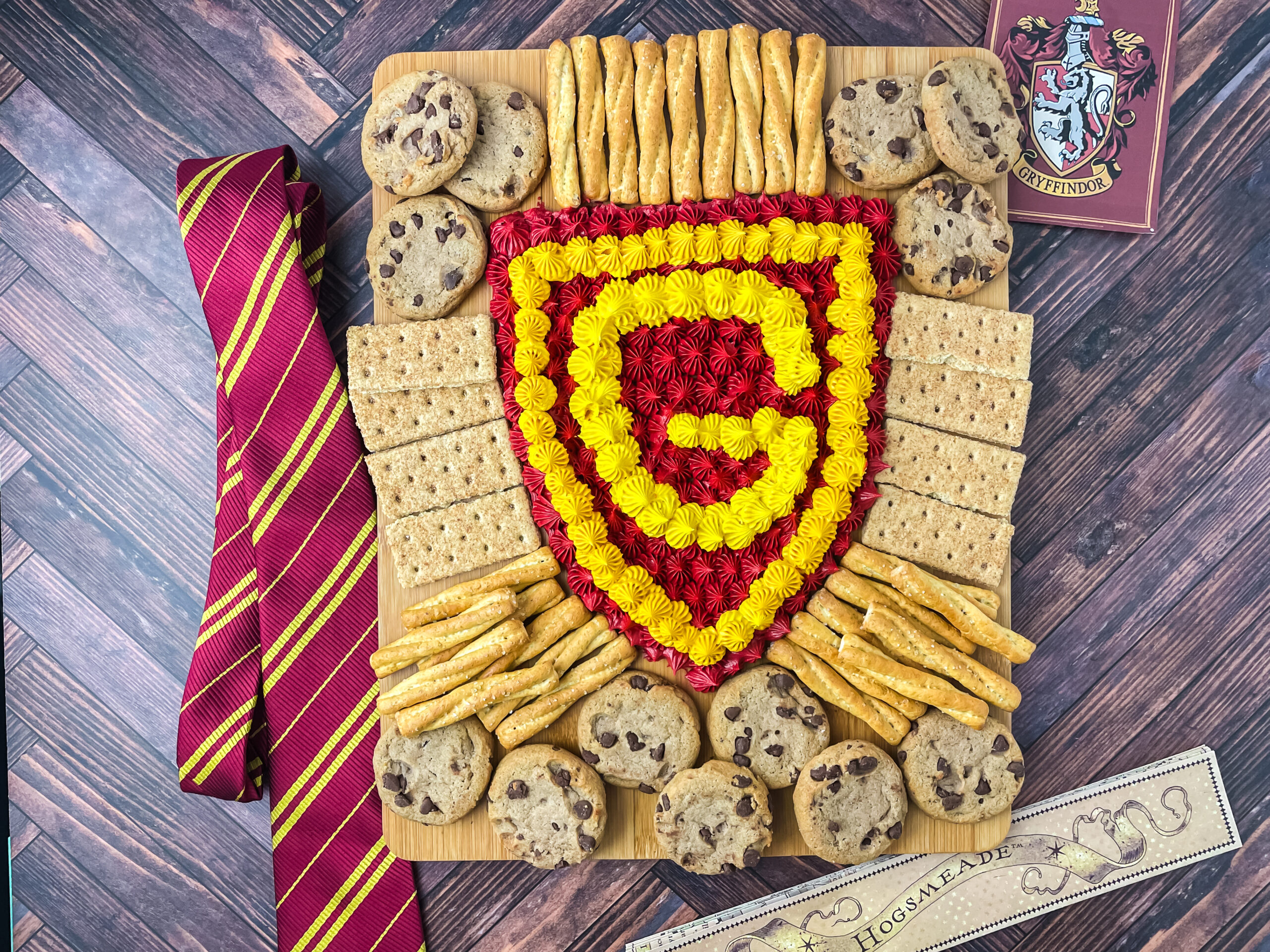 How to make a Harry Potter Gryffindor Badge Buttercream Board - Black ...