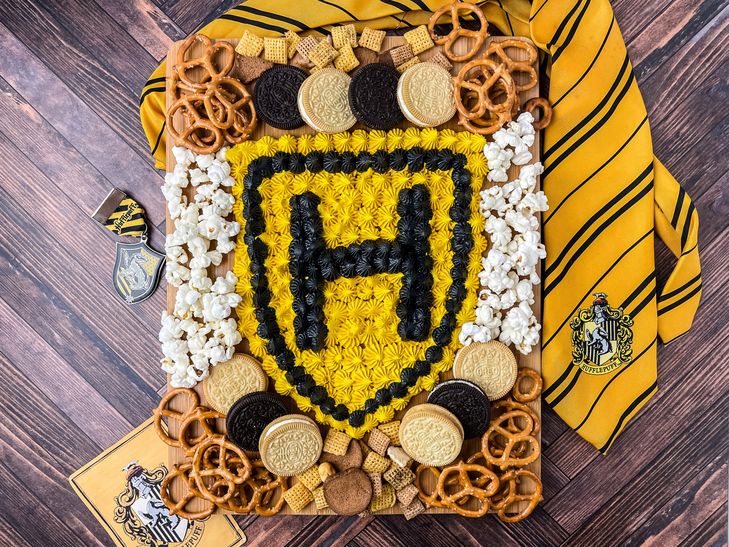 How to make a Harry Potter Hufflepuff Badge Buttercream Board - Black ...